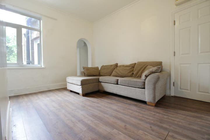 House 10 Mins Walking Distance To Railway Station - London Luton Airport (LTN)