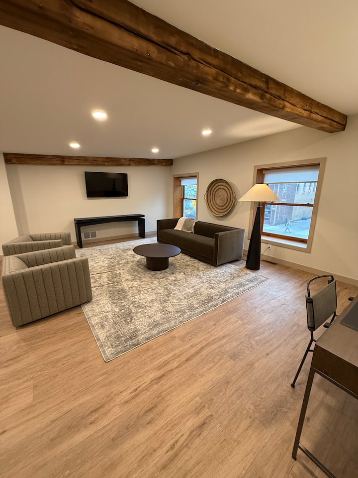 Newly Renovated Downtown Condo - Sleeps 7 - 大福克斯