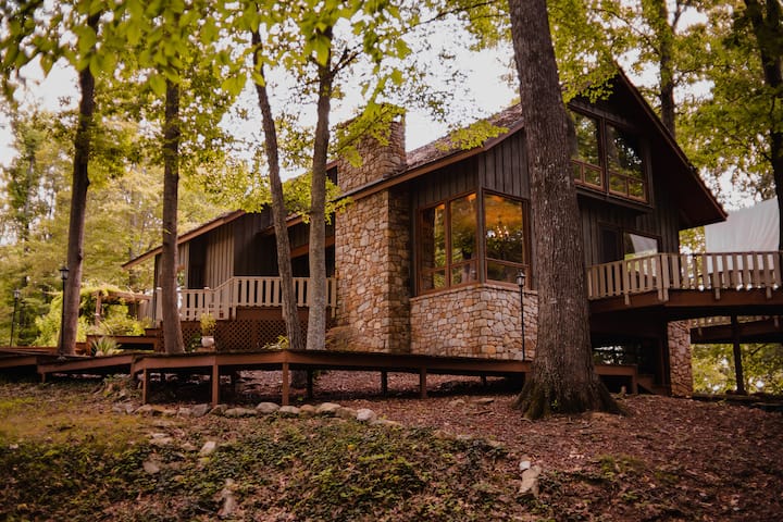 Mountain Chalet Home In Wooded Retreat - Johnson City, TN