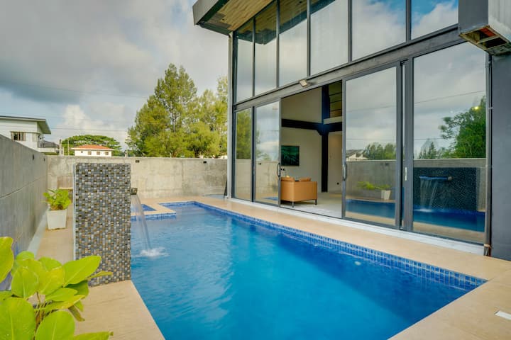 Modern Tagaytay Home W/ Jacuzzi | Up To 14 Guests - Tagaytay