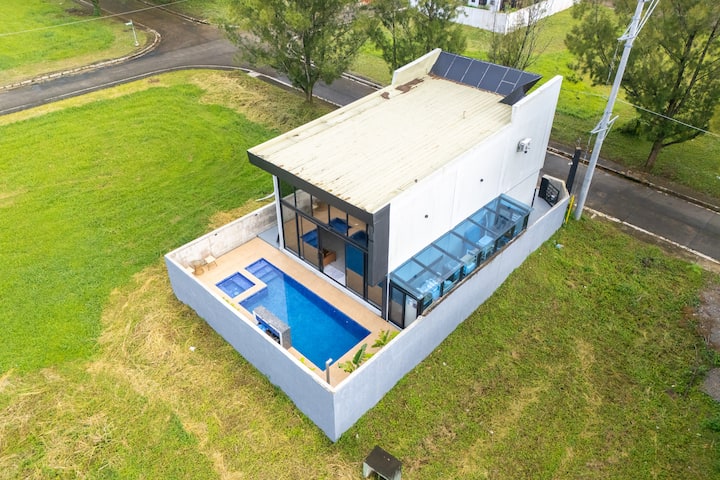 Modern Tagaytay Home W/ Jacuzzi | Up To 14 Guests - Tagaytay