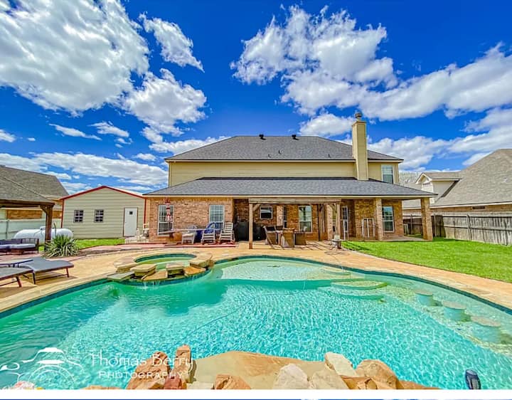 Thompson Parkway Poolside Paradise - Abilene State Park, Tuscola