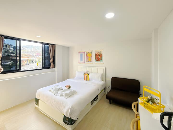 Patong Beach/triple Room With Sofa/juncylon - Patong Beach