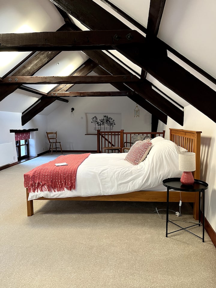 Welcoming Barn Near Exeter - Bickleigh Castle