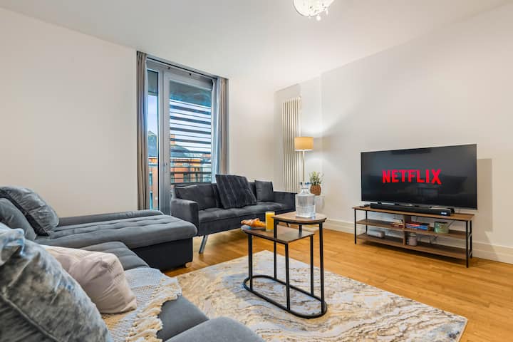 Stylish City Centre 1-bed Apt + Balcony, Sleeps 5 - Leicester
