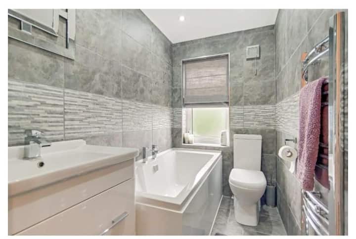 Stylish 2-bed, 2-bath Dagenham Home, Near London - Ilford