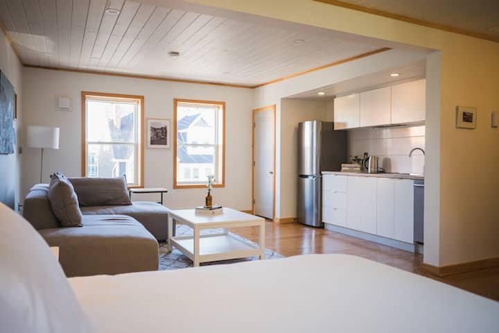 The Treehouse | Studio In The Heart Of Downtown - Canada