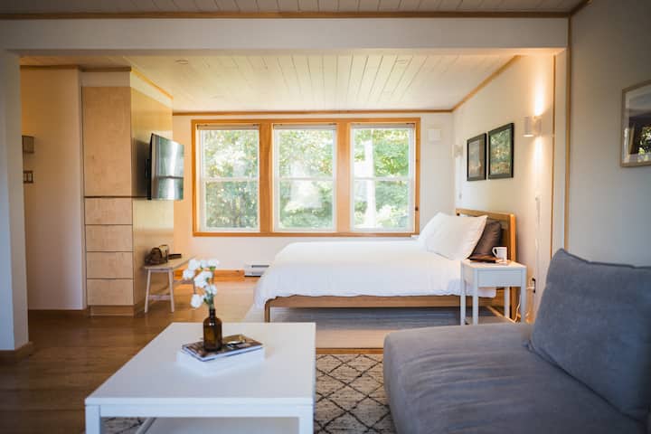 The Treehouse | Studio In The Heart Of Downtown - Saint John's