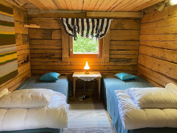 Aittamajoitus Glamping -Tyyliin Vanhalla Koululla - Iittala