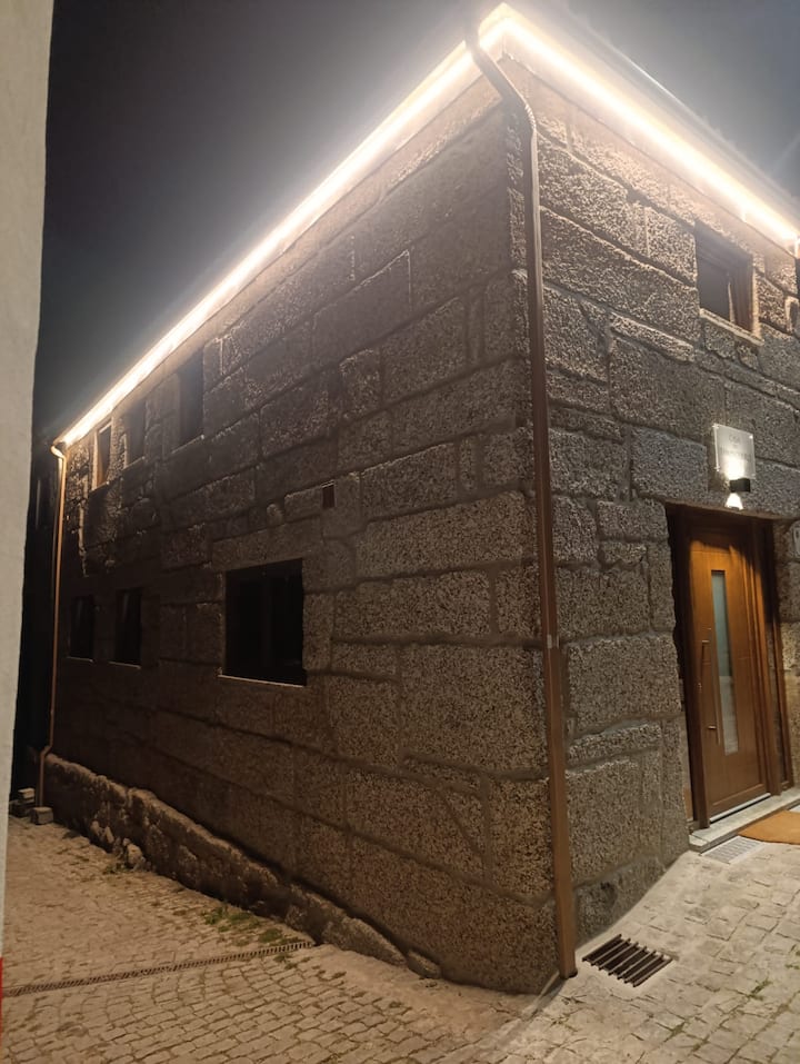 Casa Em Pedra, No Coração De Uma Aldeia. - Vieira do Minho