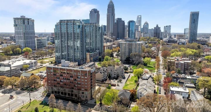 Uptown Condo. Rooftop Patio. Secure Parking. - Charlotte, NC