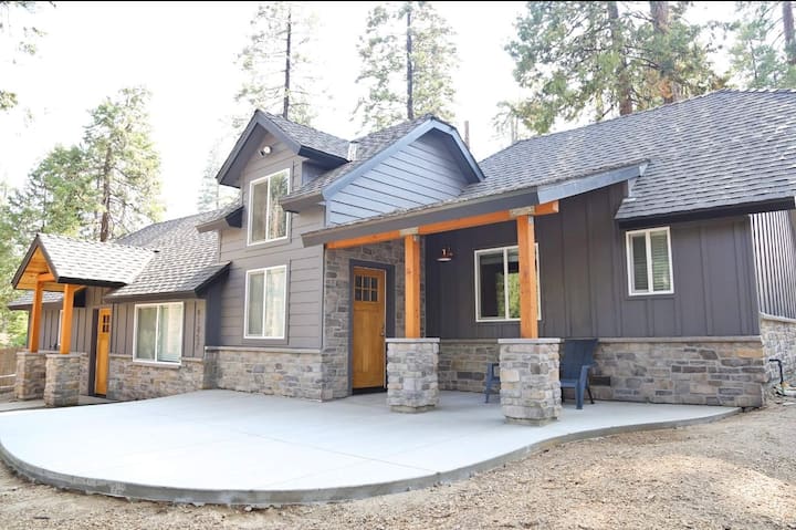 West Village Retreat - Shaver Lake, CA