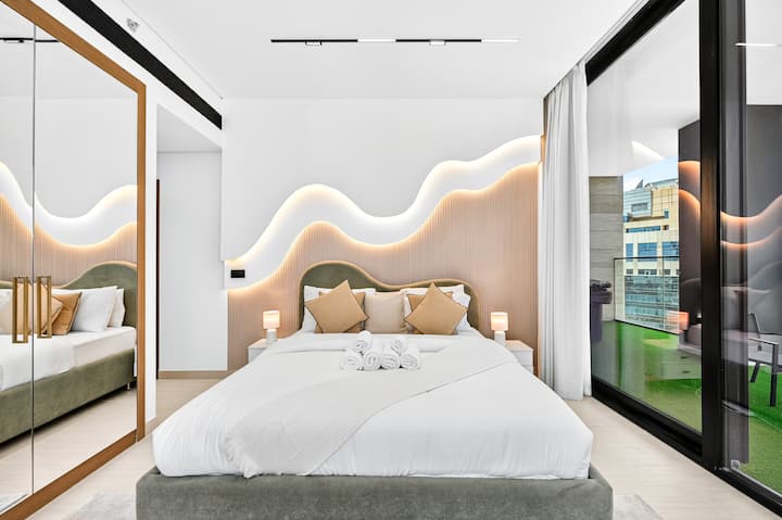 Private Jacuzzi With Stunning Canal & Burj Views - Dubai