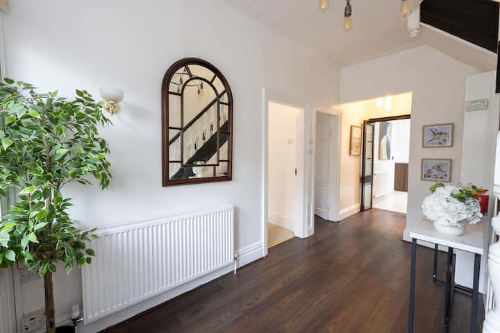 Modern 4-bed Detached House. Near Manchester City. - Salford