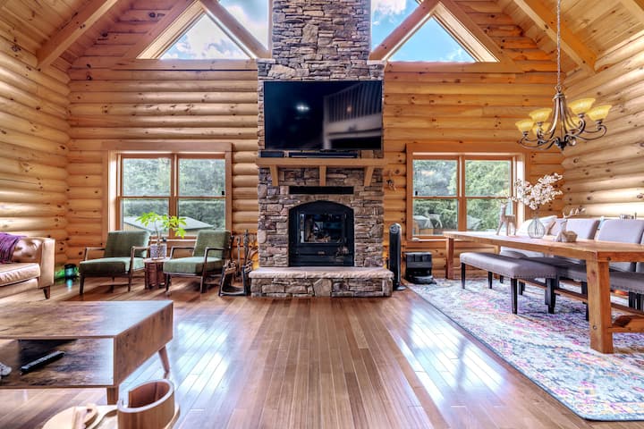 Secluded Log Cabin Surrounded By Nature & Wildlife - United States