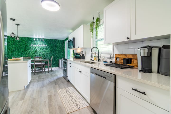 Modern 4/2 Soho Getaway On 1/2 Acres In Plant City - Plant City, FL