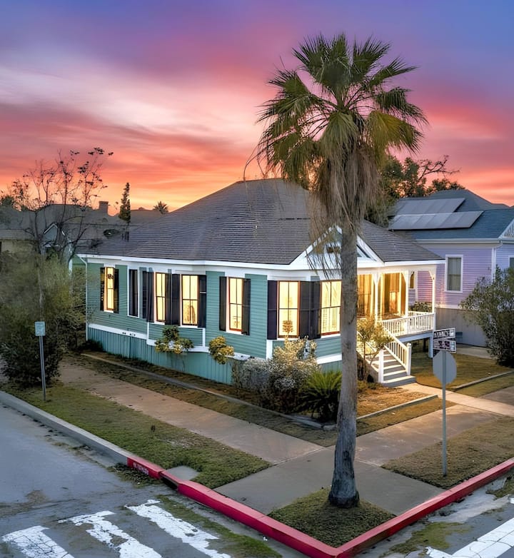 4 Blocks To Beach! 2 Homes • 5 Mins To Port/strand - Texas City, TX