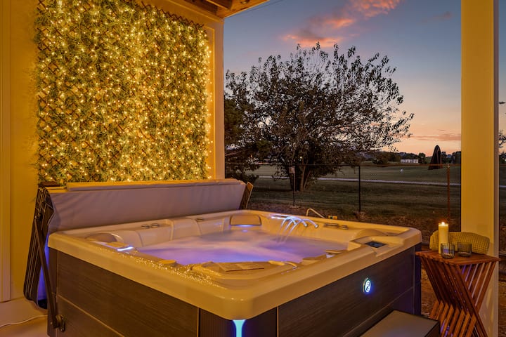 Hot Tub | Fireplaces | Sculpture Views | Lux Dwtn - Chattanooga, TN