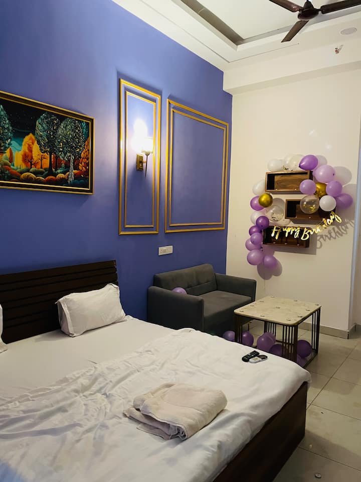 Compact & Cozy 1rk | Hassle-free Stay In Northeye - Noida