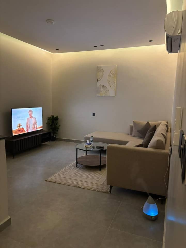 شقه انيقه بغرفة نوم وصاله ومطبخ امريكي
بلمسه فاخره - Riyadh