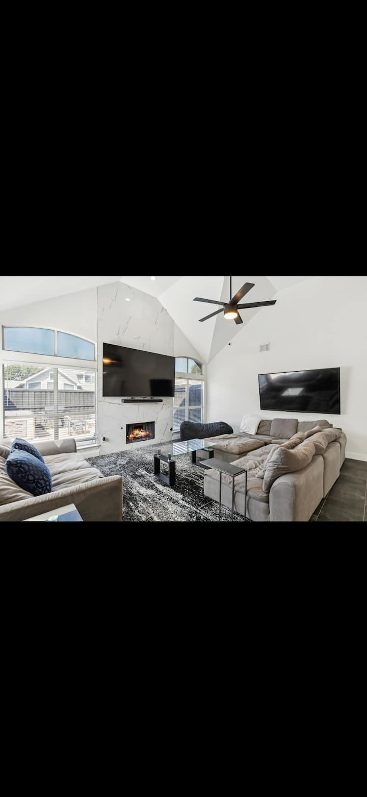 Pet Friendly, Renovated, And Centrally Located! - Carrollton, TX