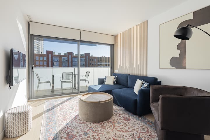 Sunny Luxury 2 Bedroom Apartment - Free Parking - Barcelona