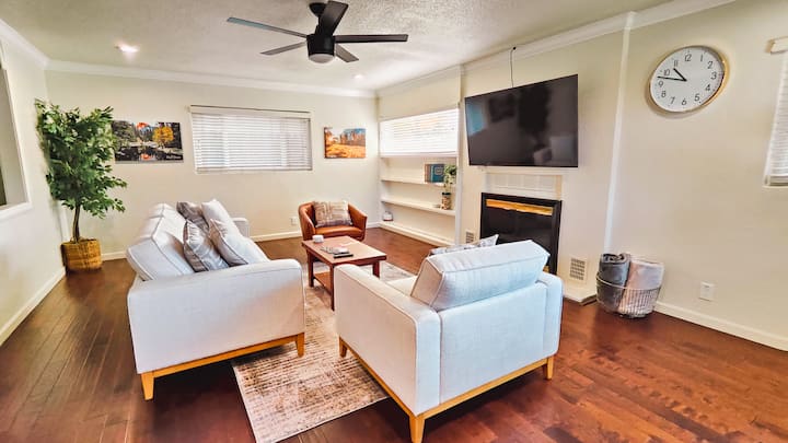 Old Fig Home - One Block From Christmas Tree Lane - Fresno, CA