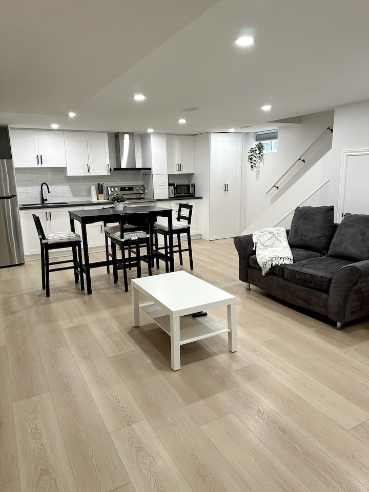 Modern 1 Bedroom Suite, With Private Entrance - 