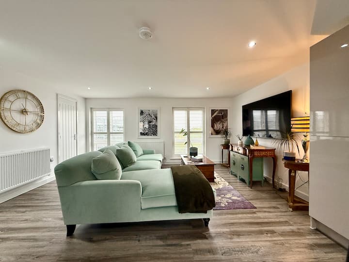 Elegant 2br Retreat- Longbridge Shops, Rail &Hills - Bromsgrove