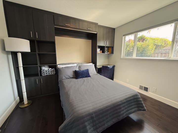 Poolside Escape + Private Entrance - Santa Clara, CA