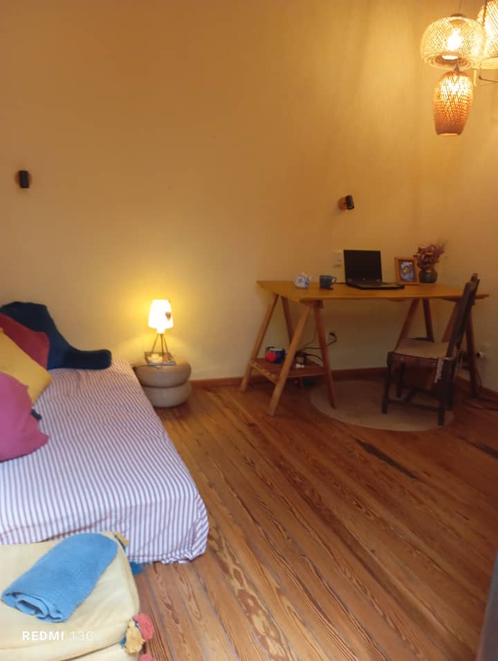 Habitación Grande, Desayuno Y Baño Compartido. - Montevideo
