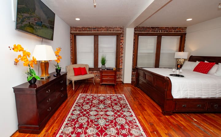 Royal Suite - DeLand, FL