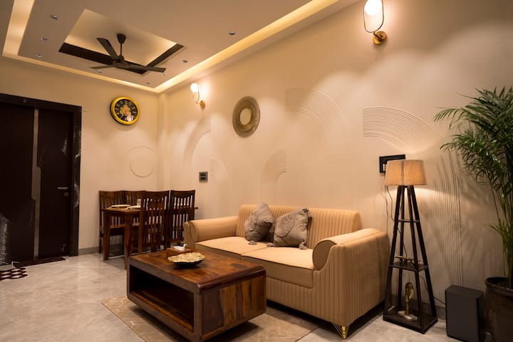 Entertainment & Comfort: 3bhk W/ Ps5 + Terrace - Ghaziabad