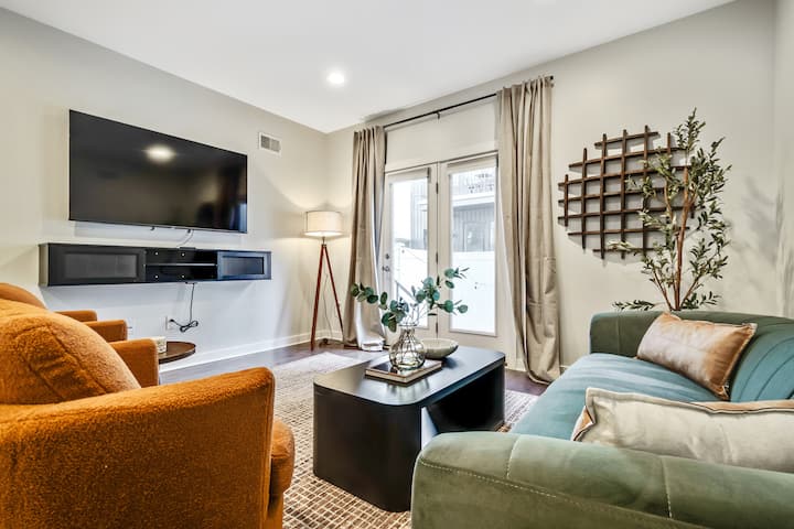 Chic Urban Duplex + 2 Roofdecks! 8b/6b Sleeps 16! - Philadelphia, PA