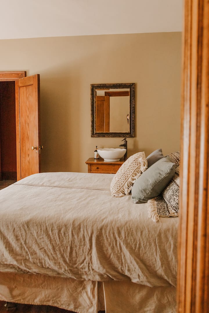 The Ruby Room | Queen Bed & Private Ensuite - Weyburn