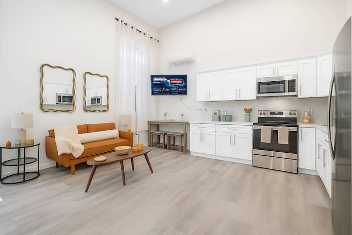 Modern Loft • Wooster Square • Yale & Downtown - New Haven, CT