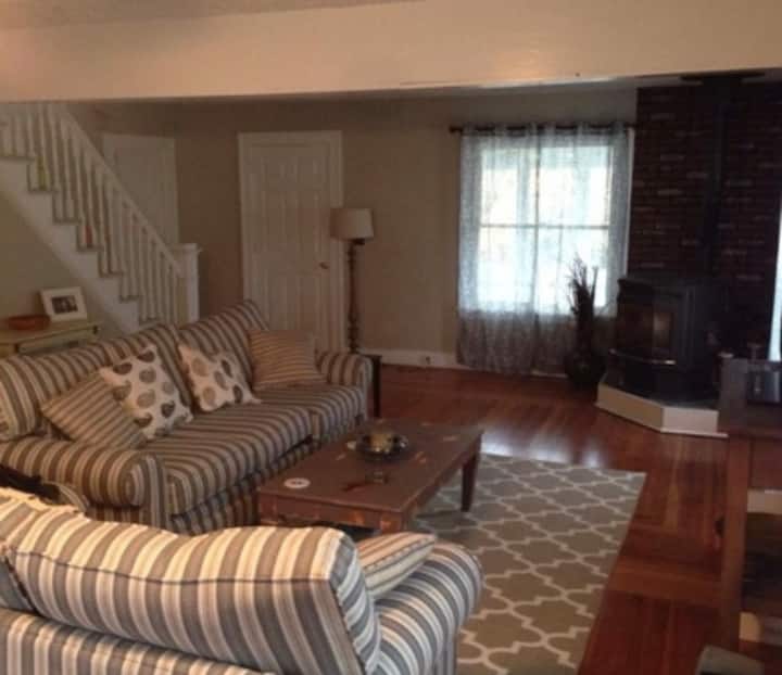 Beautiful Home, With Hardwood Floors And Yard - Bristol, CT