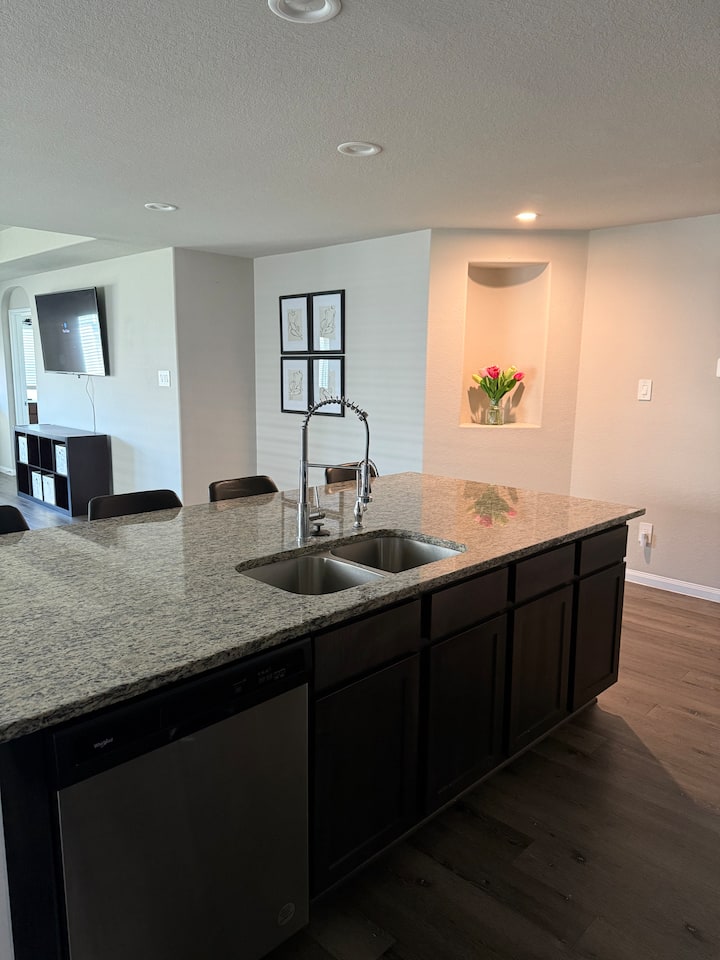 Dream Retreat: Stunning Home In New Community! - Pearland, TX