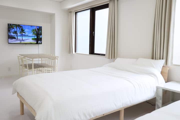 【駅近】心斎橋駅から徒歩1分!道頓堀までも徒歩5分!シンプルモダンな24㎡ラージツイン!当日予約可 - Osaka, Japan