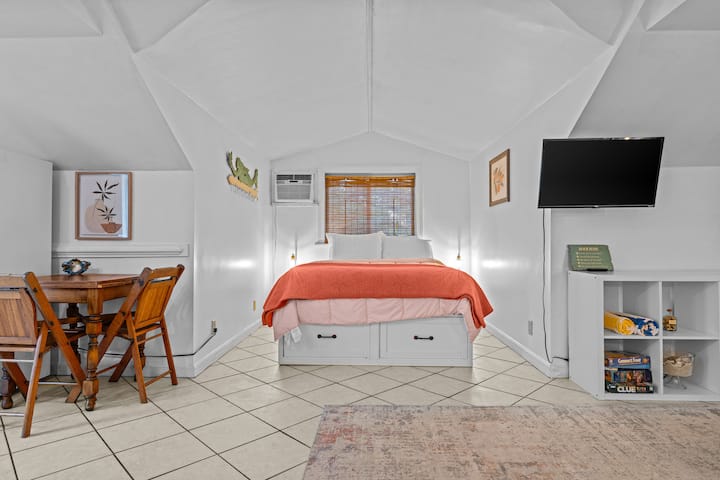 Hot Tub~3 Min To Sand~sparkling Beach Cottage - Buckroe Beach, VA