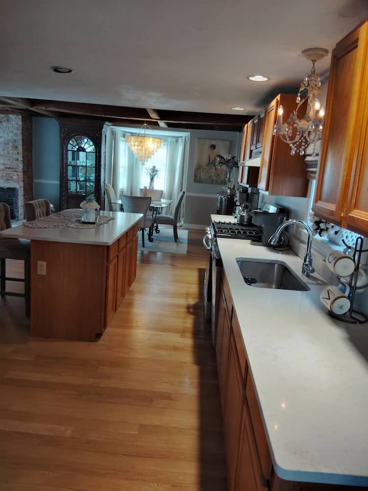 Spacious, Beautifully Appointed Historic Home. - Wellesley, MA