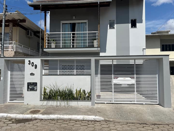 Refúgio Privativo C/garagem Em Itajaí | Ar E Wi-fi - Navegantes