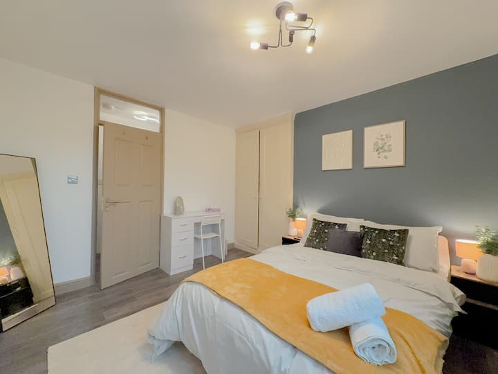 Vibrant 2br Apartment Heart Of London Sleeps 5 - London, UK