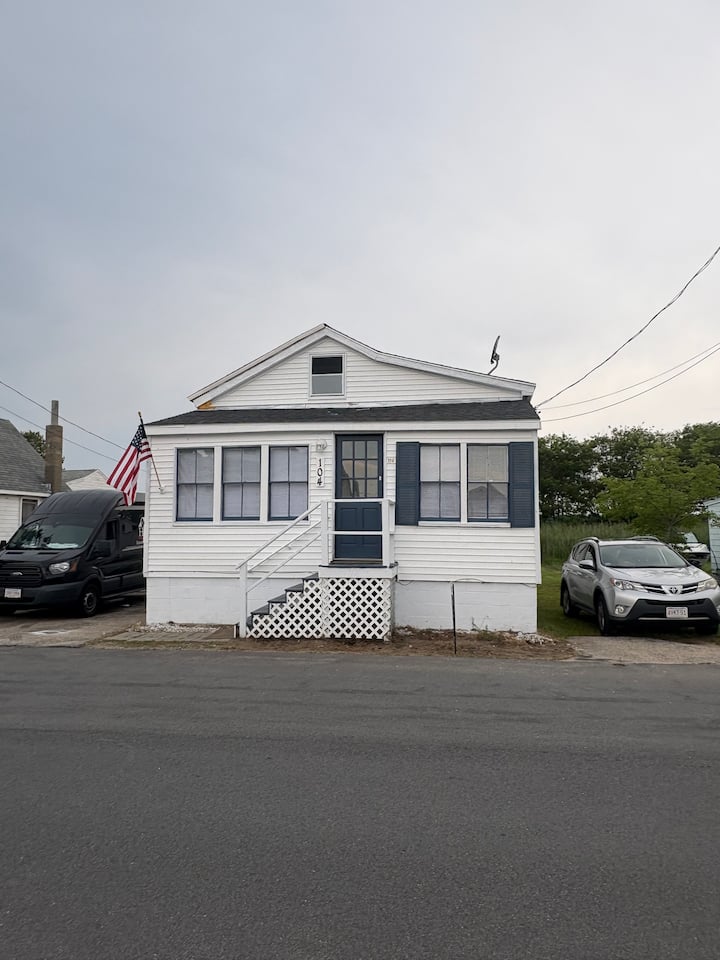 Fully Furnished 3 Bedroom Renovated Beach Cottage. - Newburyport, MA