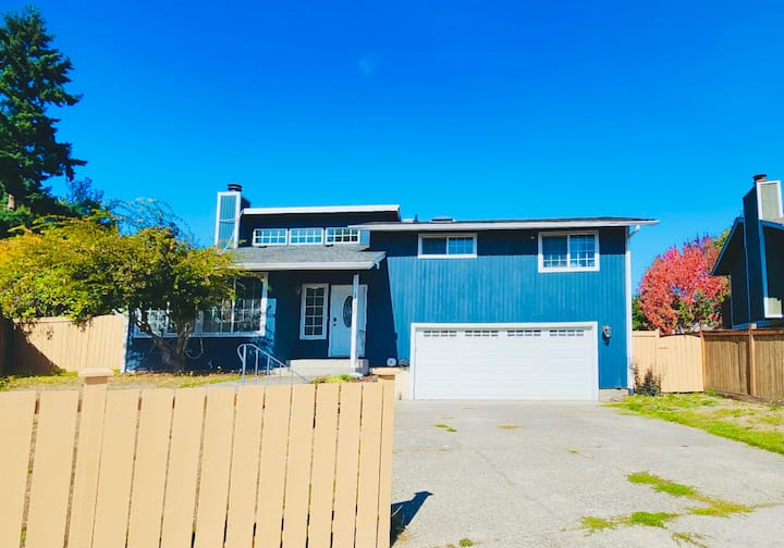 Remodeled Tacoma 3br/2ba Home • Entertainment Room - Tacoma, WA