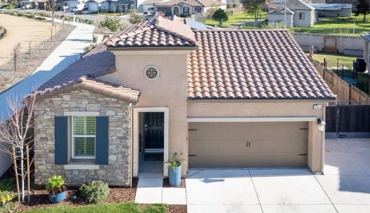 Modern 3br Home W/amazing Pool, & Backyard Retreat - Clovis, CA
