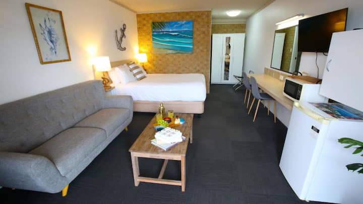 Deluxe Queen Room - Tweed Harbour Motor Inn - Tweed Heads