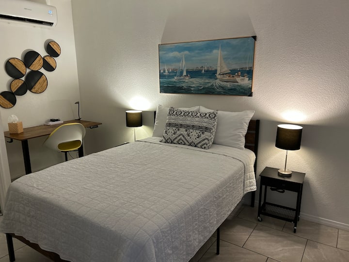 Colorful Cave 1bd+1ba+laundry - North Las Vegas, NV