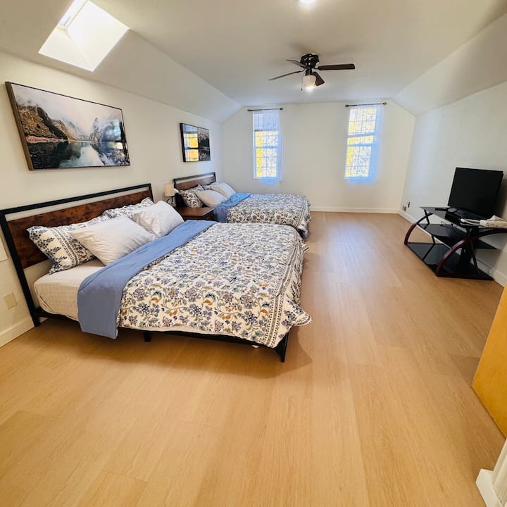 Spacious Room W/ River View & 2 King Beds - Tukwila, WA