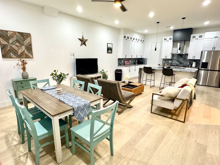 Townhome W/ Bubble Tent + Skyline |Walkable Dallas - Dallas, TX